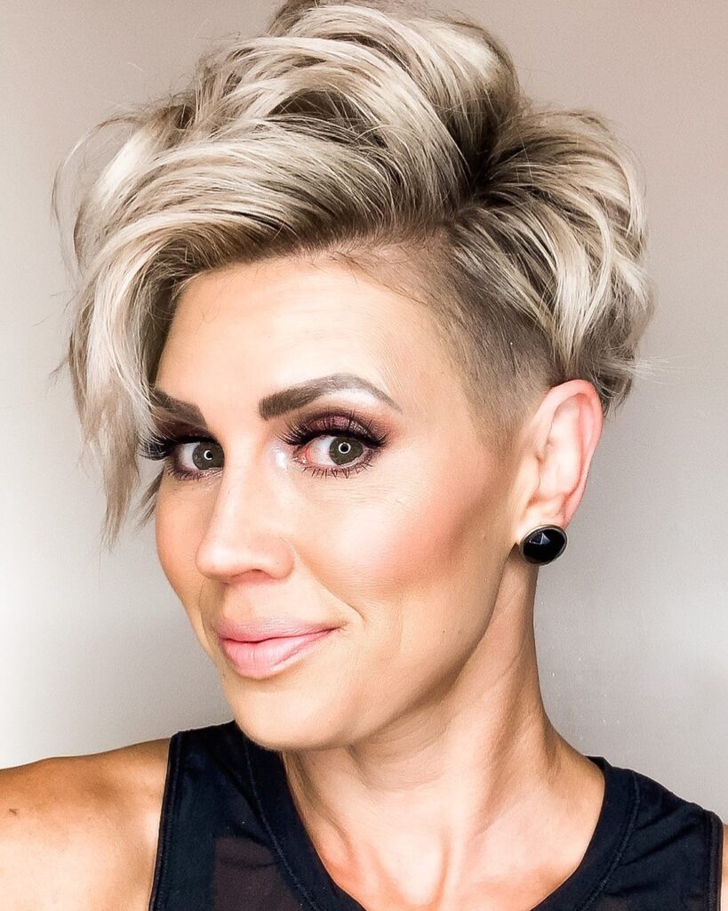 19 Timeless Short Hairstyles for Older Women to Refresh Your Style