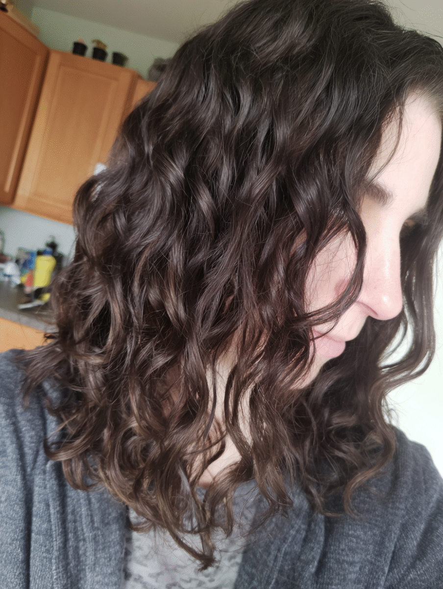 25 Shoulder-Length Hairstyles for Wavy Hair to Show Off Waves