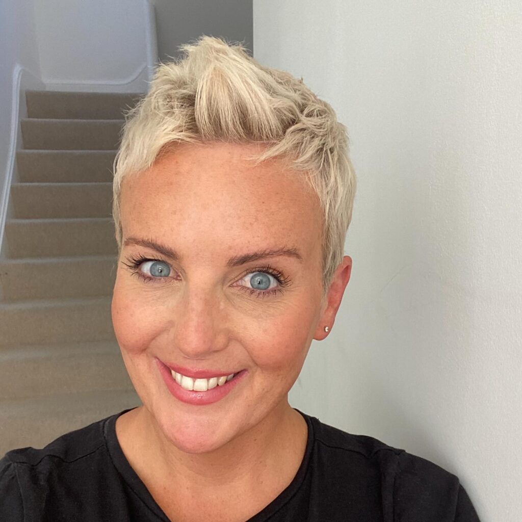 16 Beautiful Short Haircuts for Women Embracing Their 40s