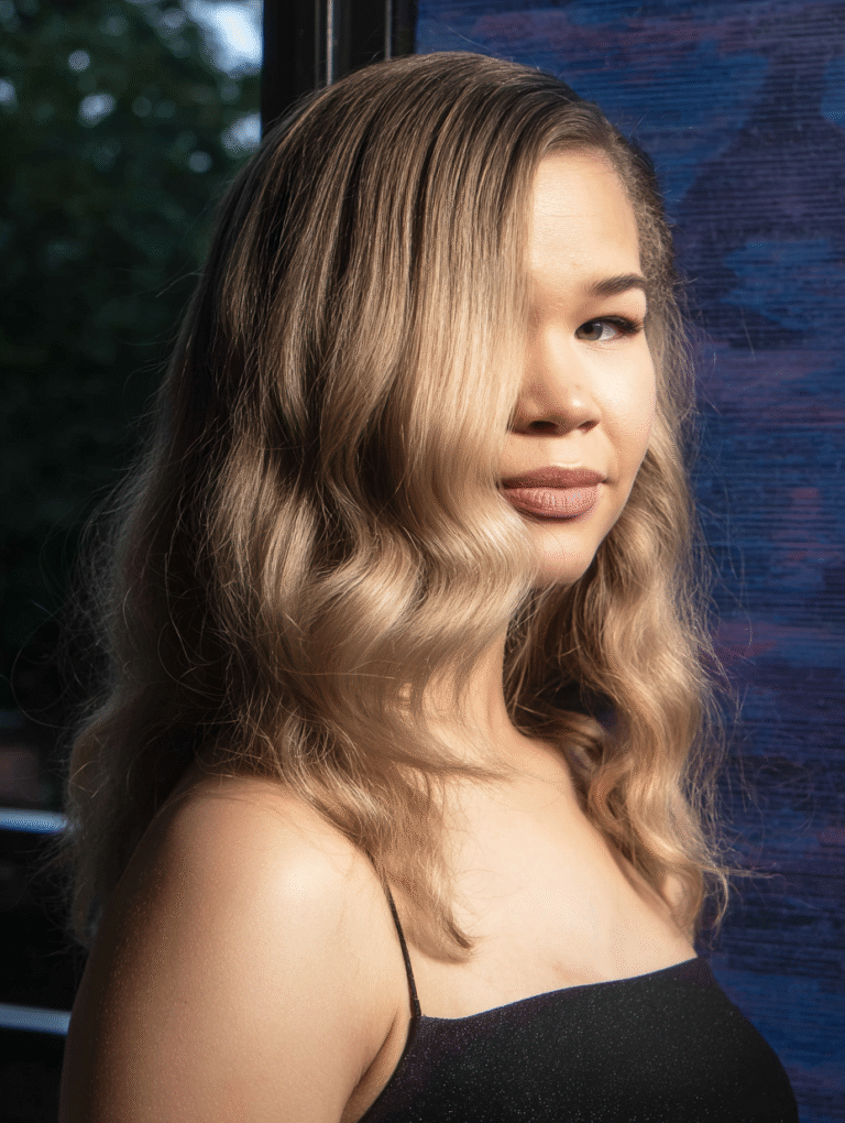 25 Shoulder-Length Hairstyles for Wavy Hair to Show Off Waves