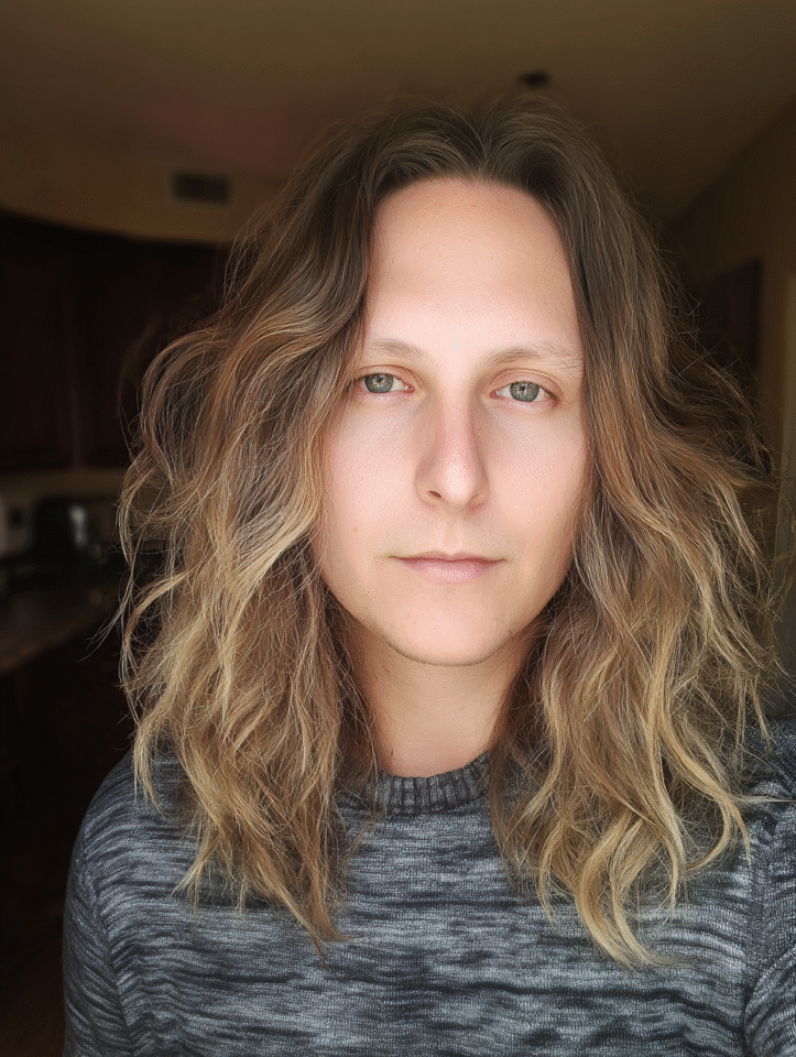 25 Shoulder-Length Hairstyles for Wavy Hair to Show Off Waves